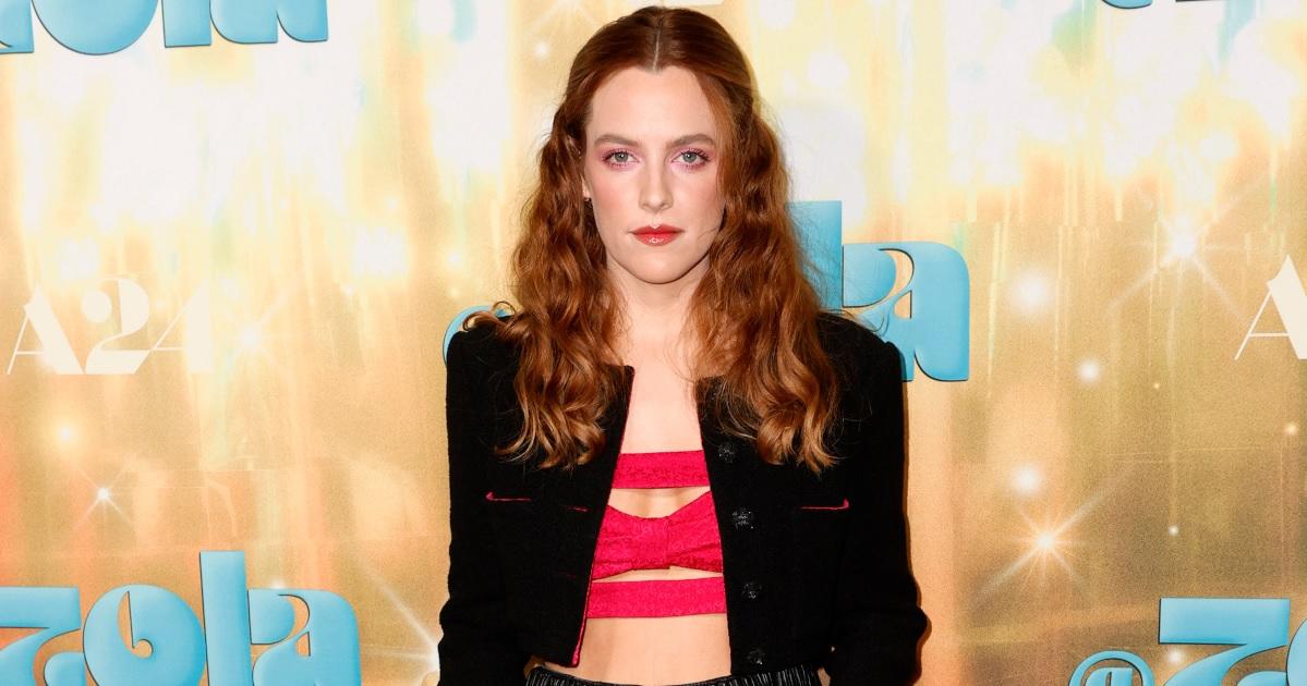 Riley Keough Gives Stevie Nicks Vibes in Groovy '70s Outfit on 'Daisy ...