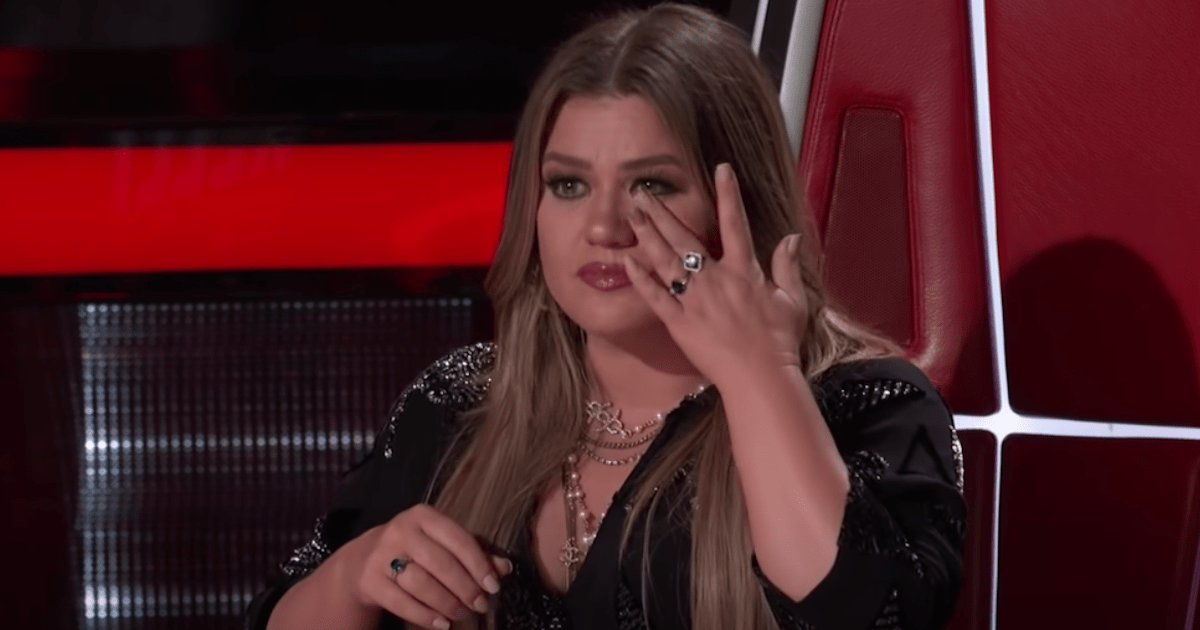 Kelly Clarkson Fought Tears During Emotional Christmas Song Performance ...