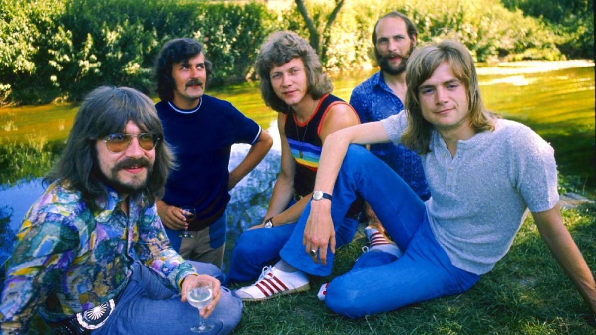 Classic Rock Legend Mike Pinder Dead at 82 - PopCulture.com