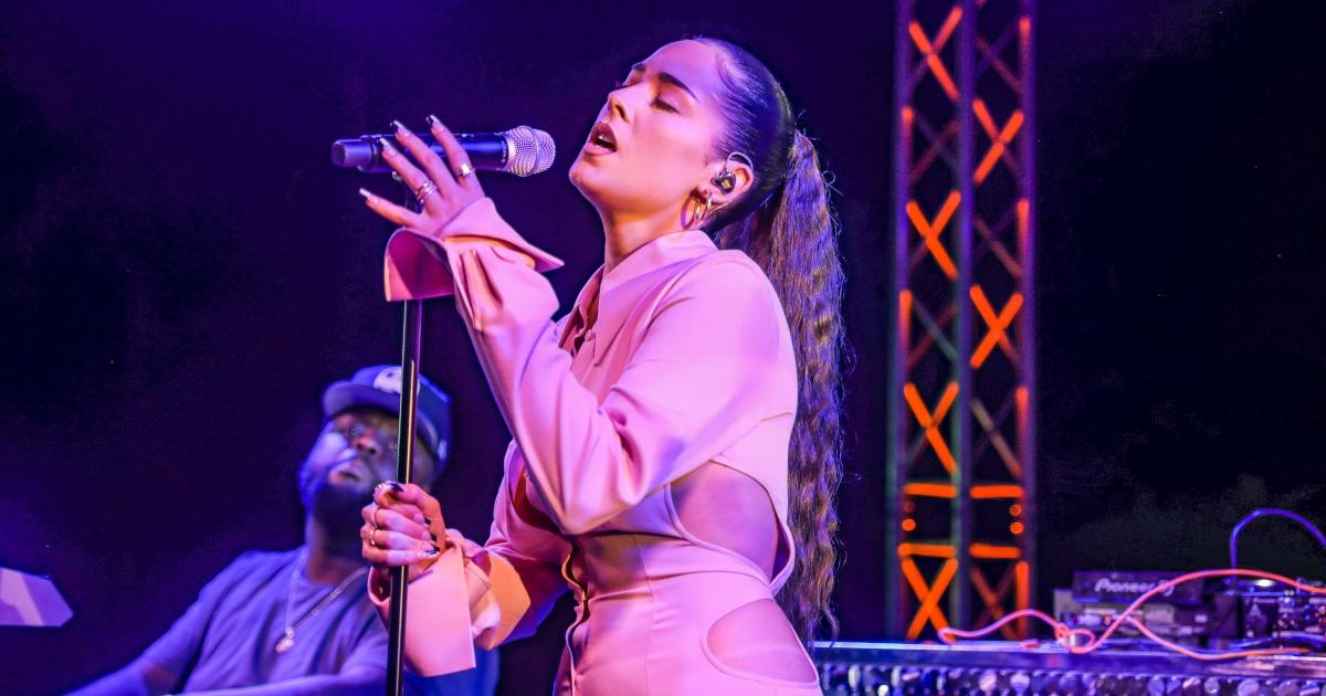 Viral Video Shows Shocking Moment Popular Singer Bitten by Snake During ...