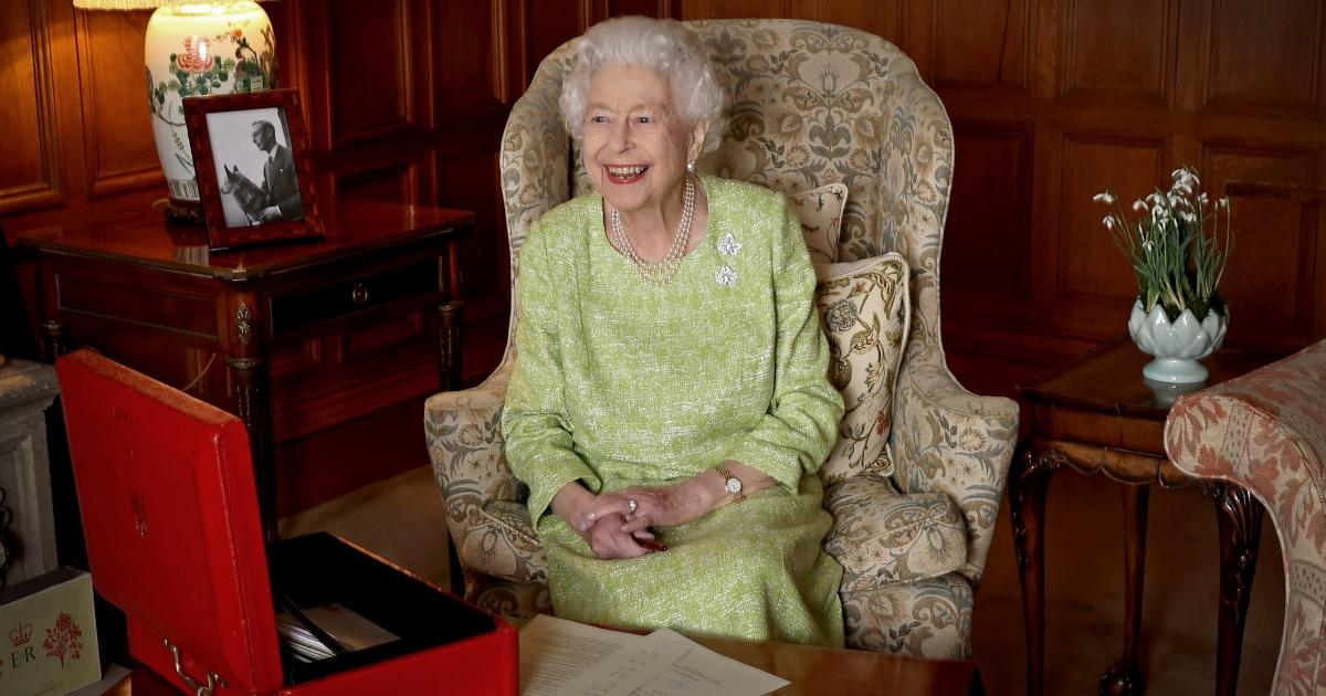 Queen Elizabeth's Portrait for Her 96th Birthday Features 2 Special ...