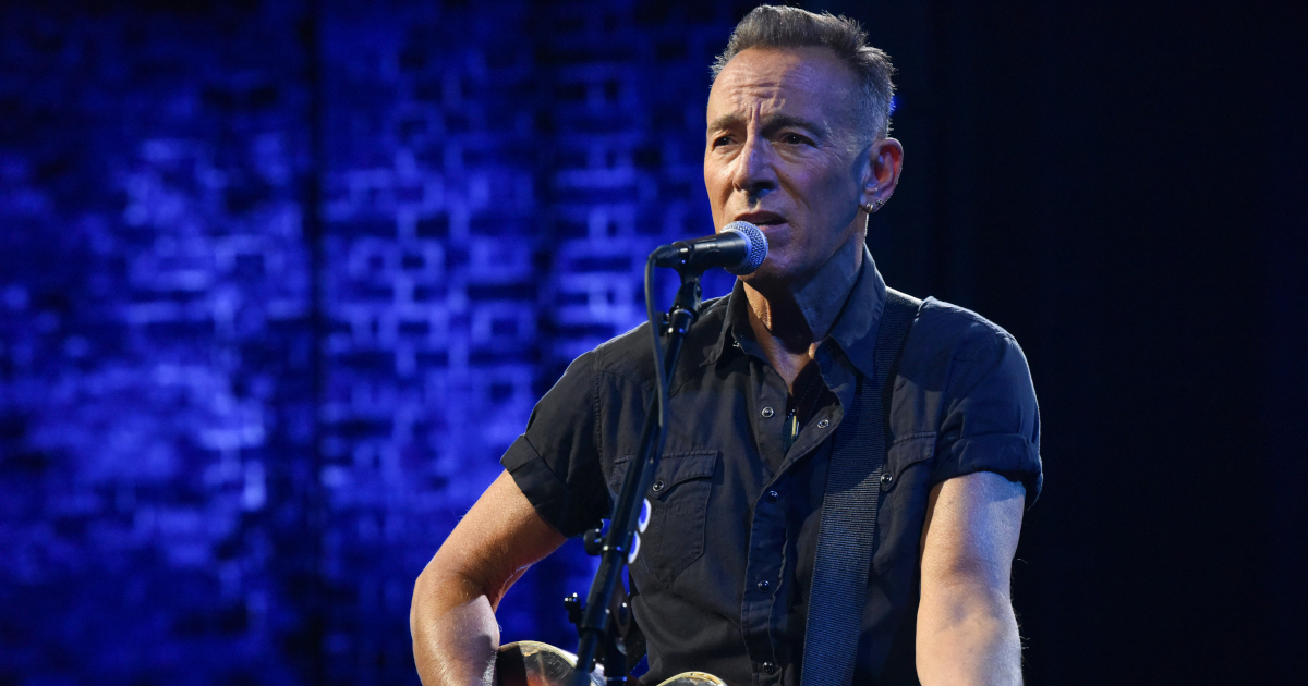 Bruce Springsteen Takes a Hard Fall While Performing Onstage ... Bruce Springsteen Takes a Hard Fall While Performing Onstage ...