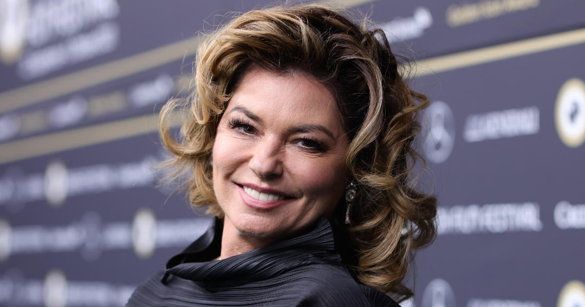 Shania Twain Suffers Embarrassing Fall During Concert - PopCulture.com