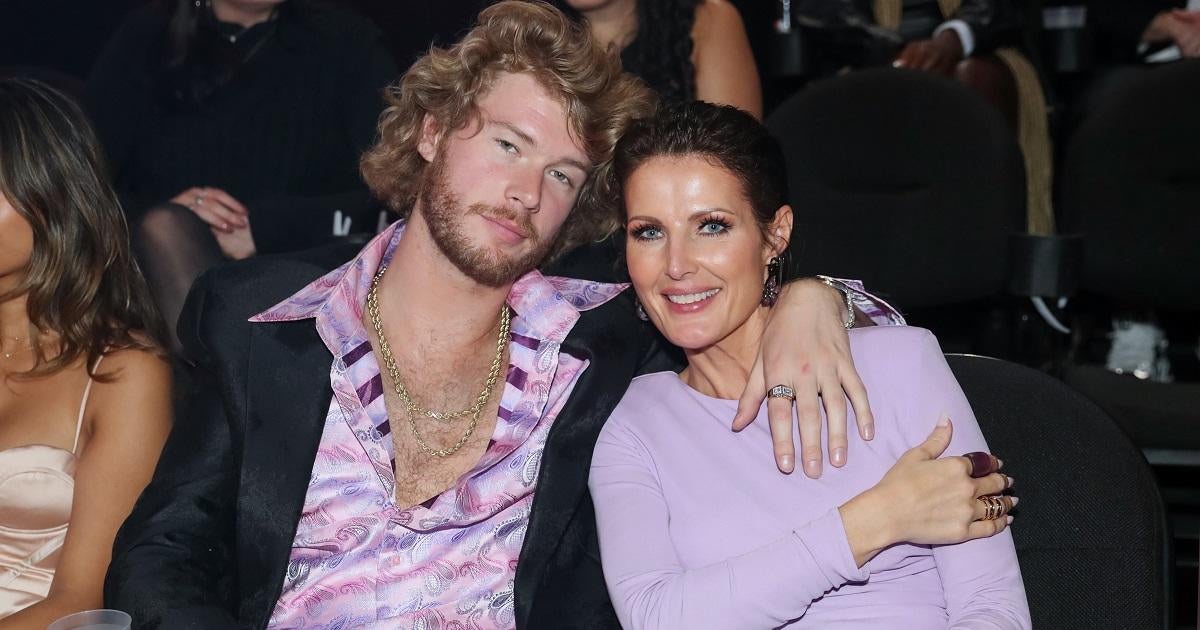 Addison Rae's Mom and Yung Gravy Make out at 2022 MTV VMAs - PopCulture.com