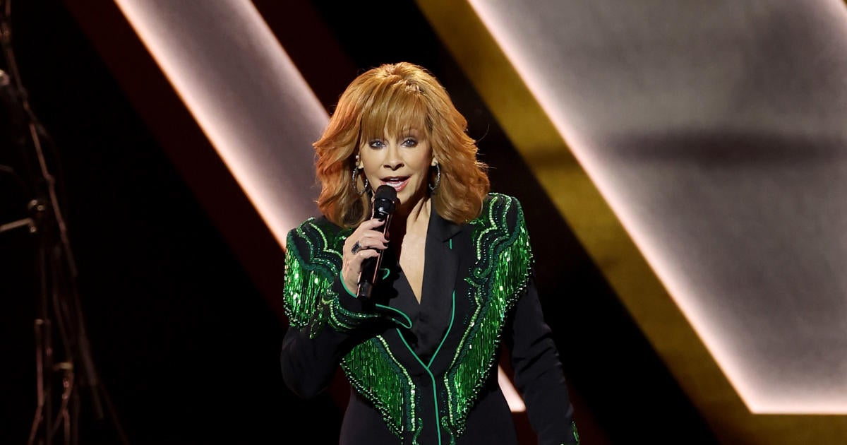 Reba McEntire Returning as 60th Academy of Country Music Awards Host ...