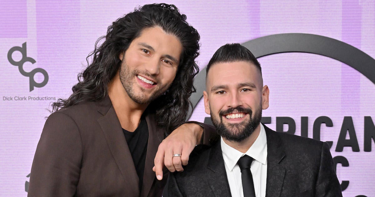 Dan + Shay's Shay Mooney Shows off His Abs in Weight Loss Progress ...