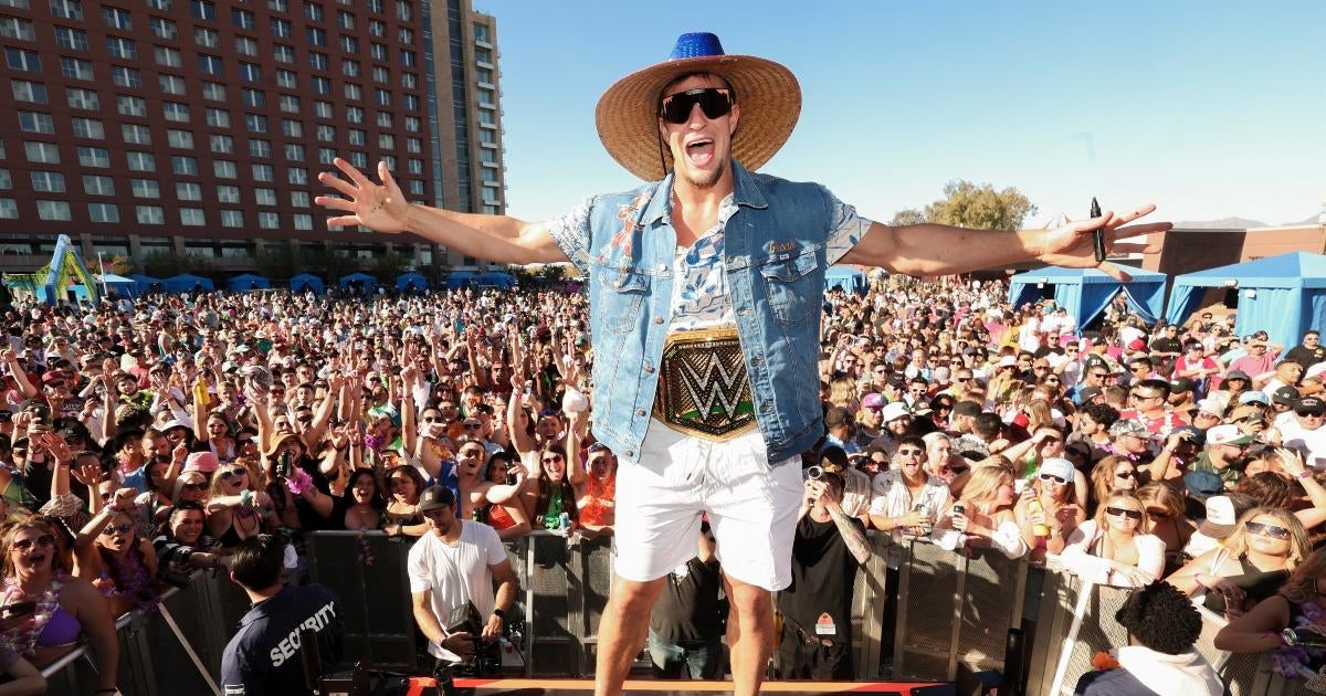 Rob Gronkowski Misses Field Goal During Live Super Bowl Commercial ...