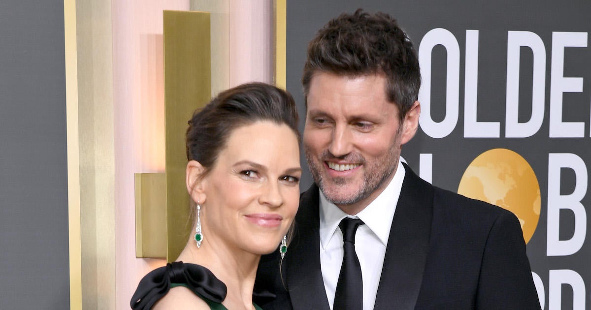 Pregnant Hilary Swank Shows One of Her Twins Flexing in Sonogram - PopCulture.com