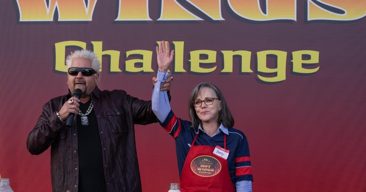 '80 for Brady' Star Sally Field Details Spicy Wings Eating Contest in ...