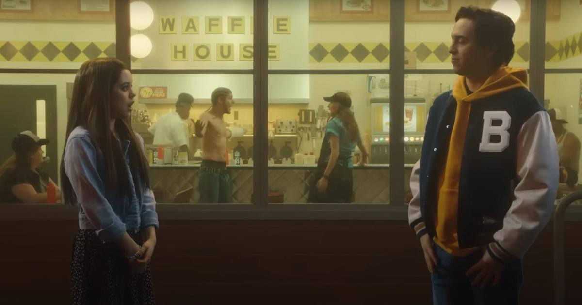 Waffle House Fight Breaks out in Background of 'SNL' Sketch ...