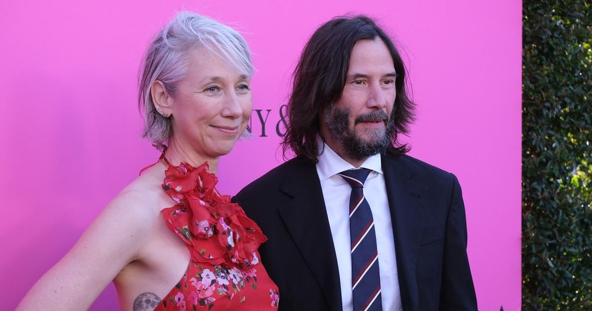 Keanu Reeves Shares Sweet Smooch With Girlfriend Alexandra Grant on Red ...