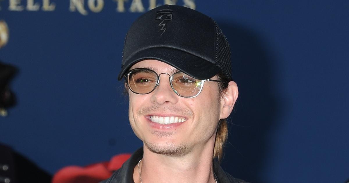 Matthew Lawrence Says Oscar-Winner Told Him to Strip Down in Hotel Room ...