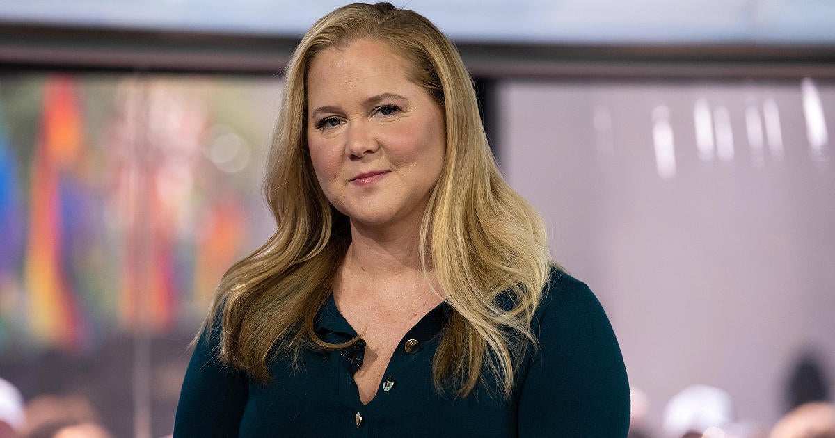 Amy Schumer Shown Using Walker After Undergoing Spinal Surgery ...