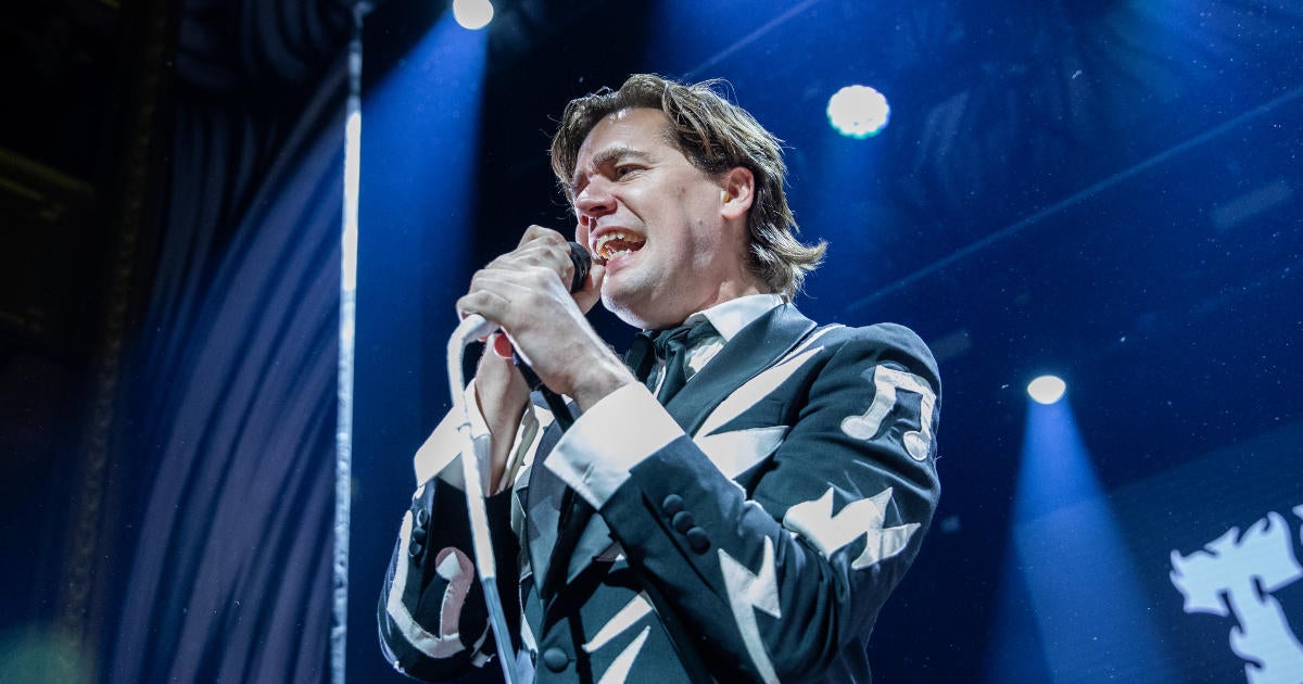 The Hives Singer Pelle Almqvist Cuts Face During Concert, Keeps ...