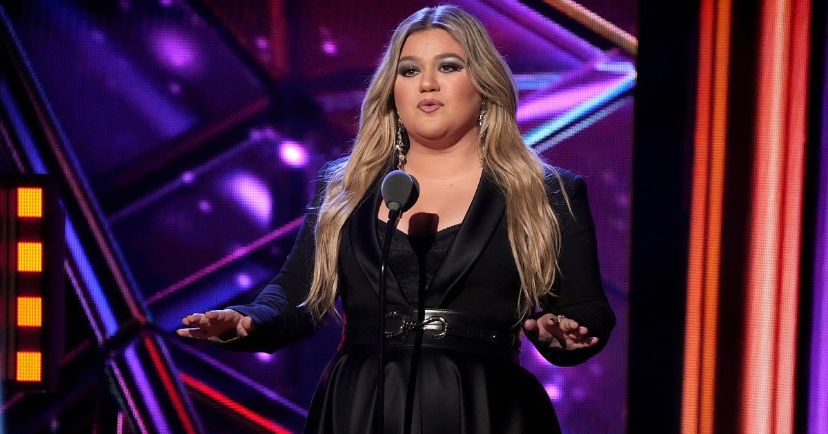 Kelly Clarkson Surprises Fans With Impromptu Coffee Shop Performance ...