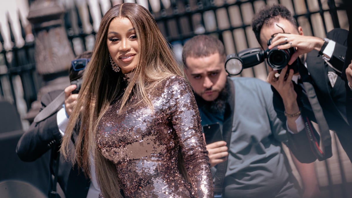 Cardi B Throws Microphone at Audience After Fan Tosses Drink At Her ...