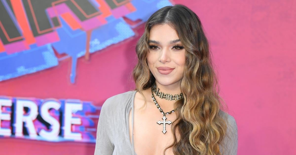 Hailee Steinfeld Makes out With NFL Quarterback in Mexican Resort Pool ...