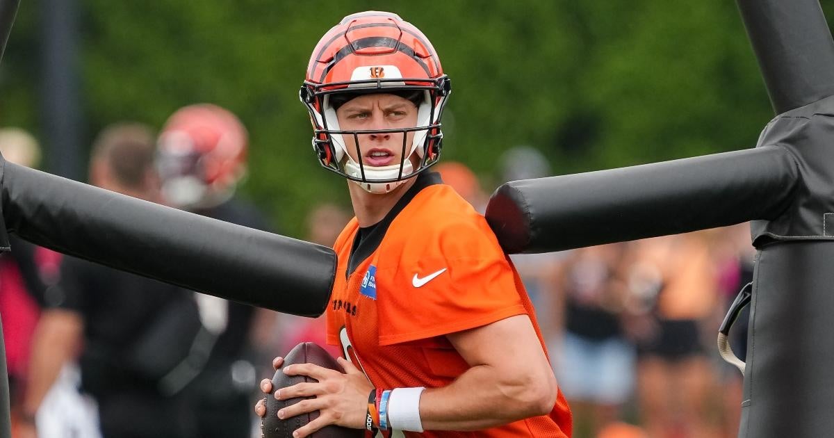 Bengals Quarterback Joe Burrow Carted off Practice Field, Suffers ...