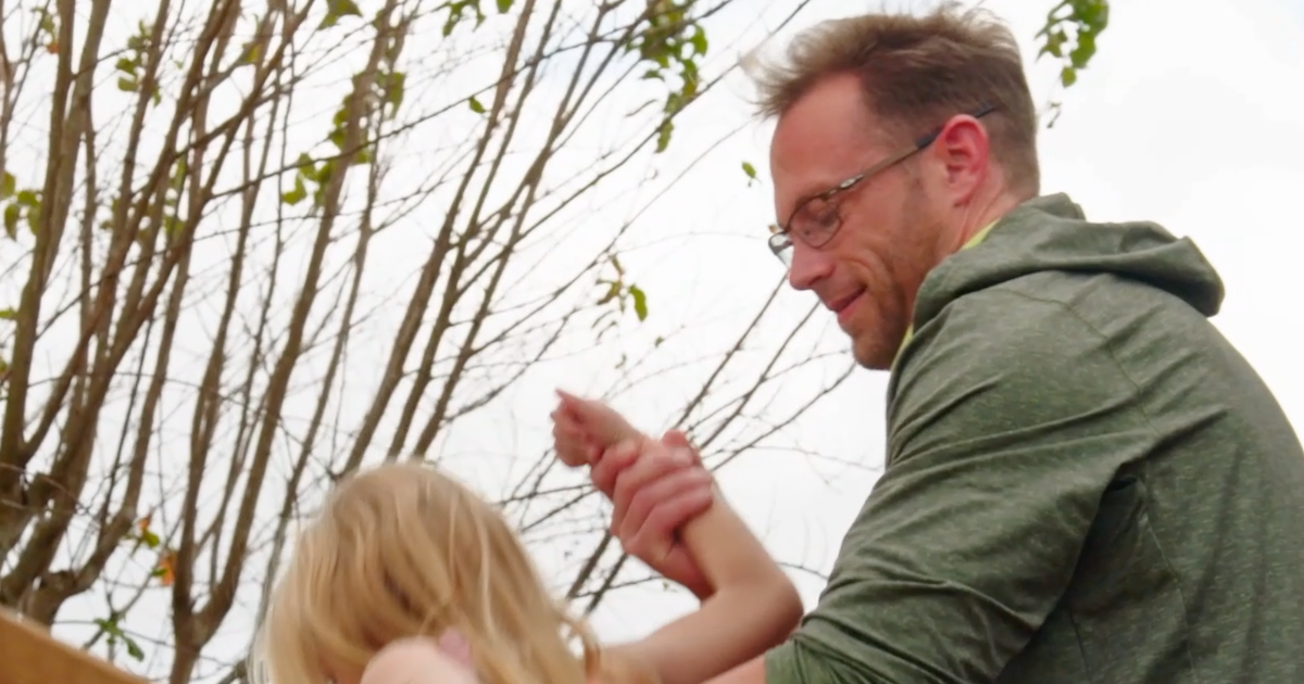 'OutDaughtered' Dad Adam Busby Recruits Riley for Soccer Ball Rescue ...