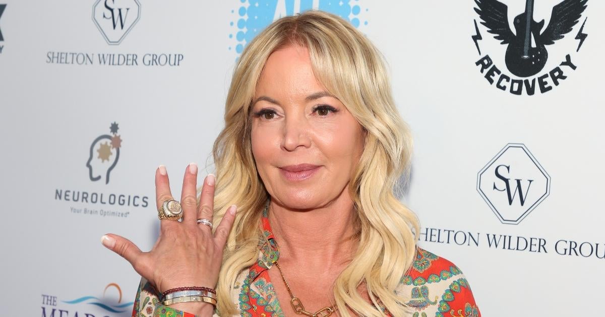 Los Angeles Lakers Owner Jeanie Buss Marries 'SNL' Alum - PopCulture.com