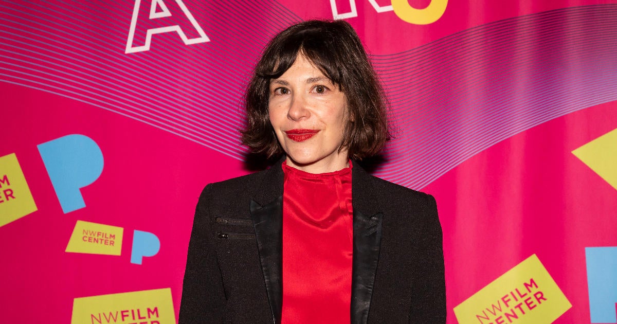 'Portlandia' Star Carrie Brownstein Reveals Her Mom and Stepfather Died ...