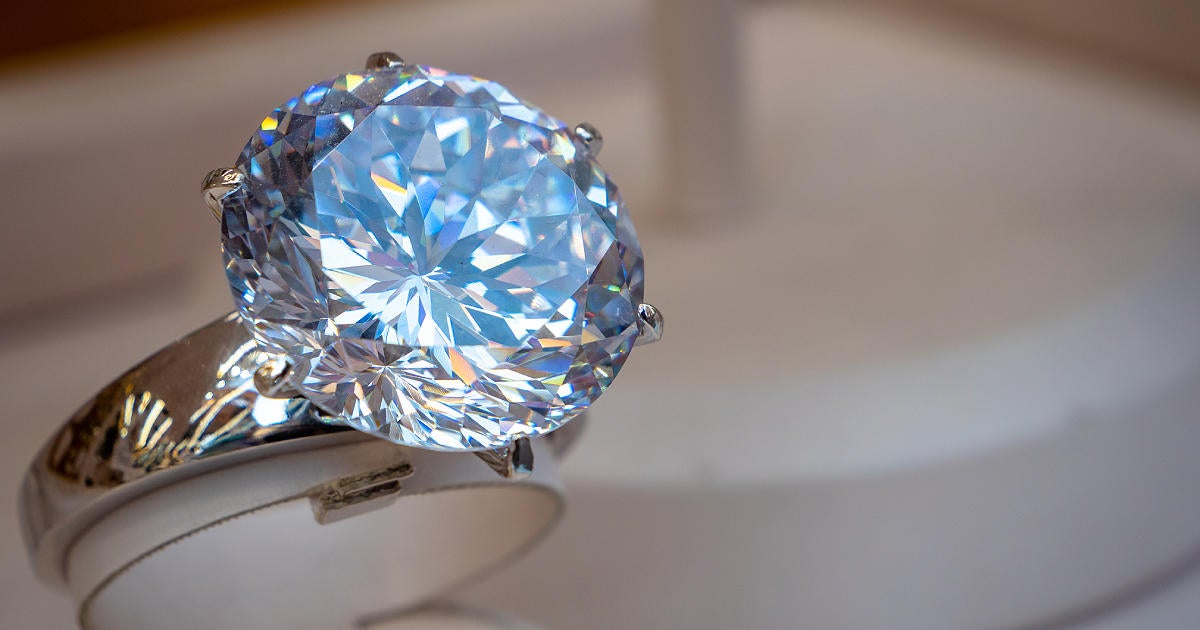 Pop Singer Confirms Engagement After Flashing Ring on Stage: Congrats ...