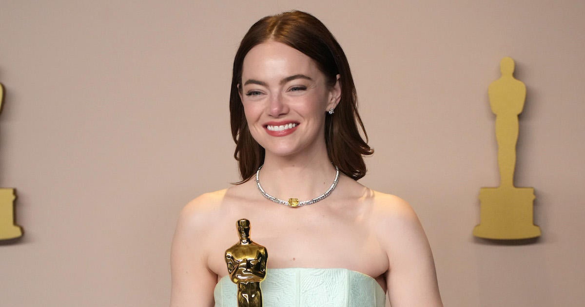 Emma Stone Suffers Wardrobe Malfunction Winning Best Actress At Oscars
