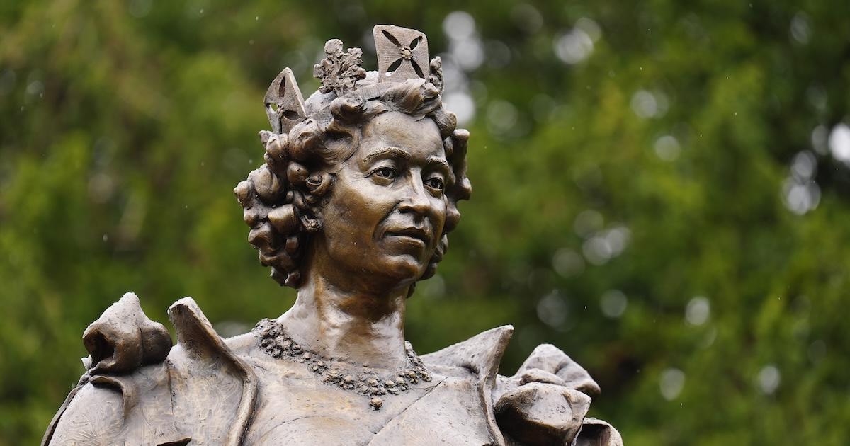 New Queen Elizabeth Statue Revealed, But Not Everyone Is Happy About It ...