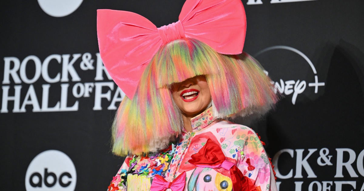 Sia Files to Legally Change Her Name - PopCulture.com Sia Files to Legally Change Her Name - PopCulture.com