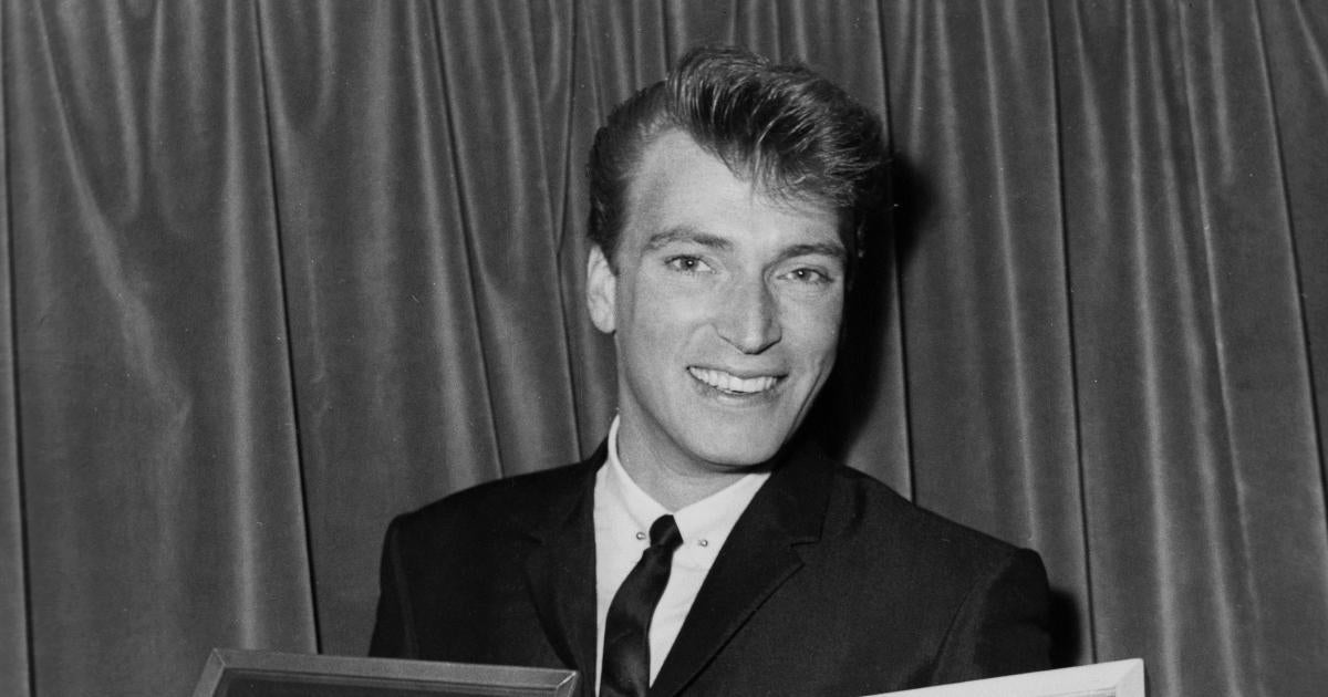 Country Singer Frank Ifield Dead at 86 - PopCulture.com