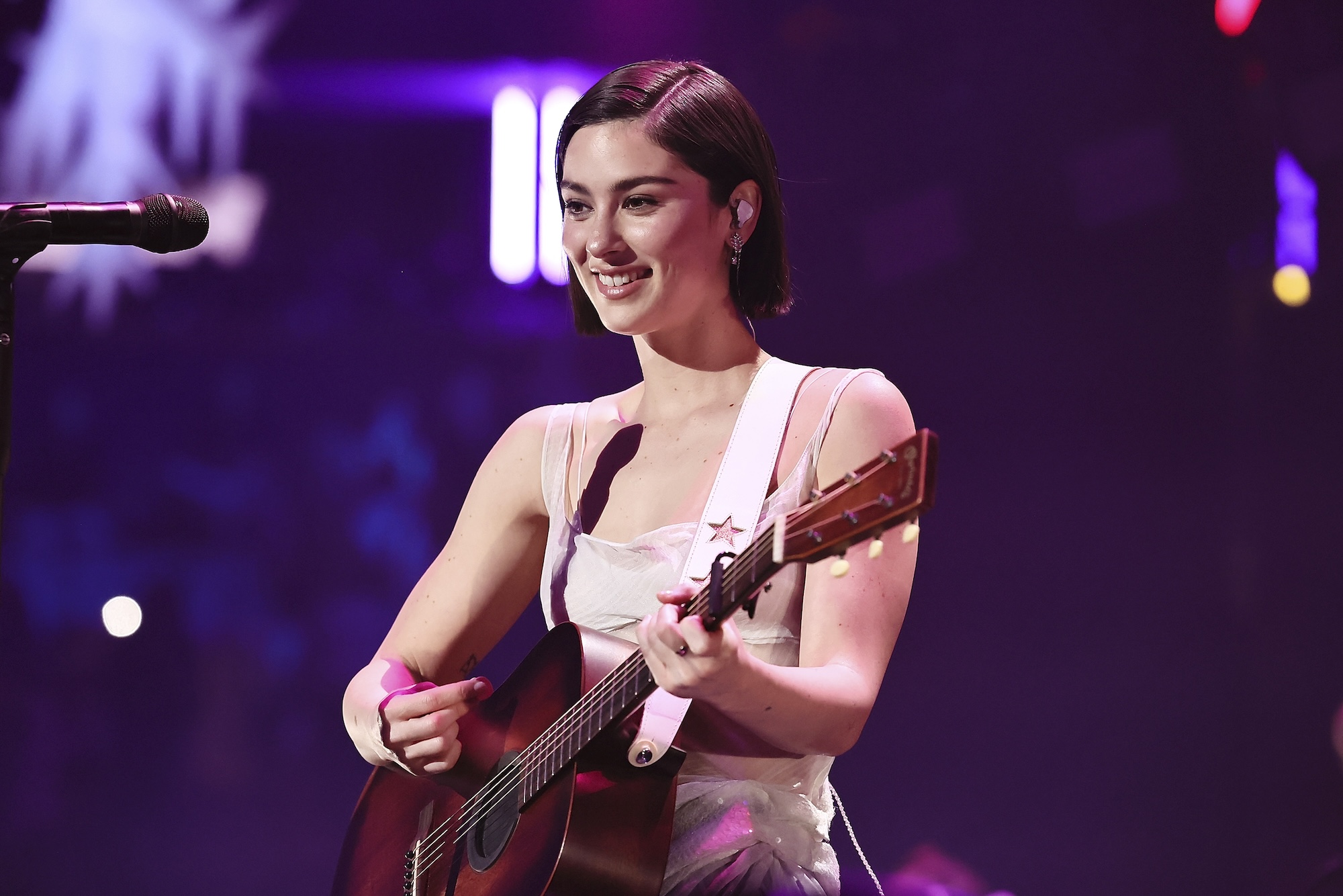 'SNL' Musical Guest Gracie Abrams Is Actually Hollywood Royalty ...