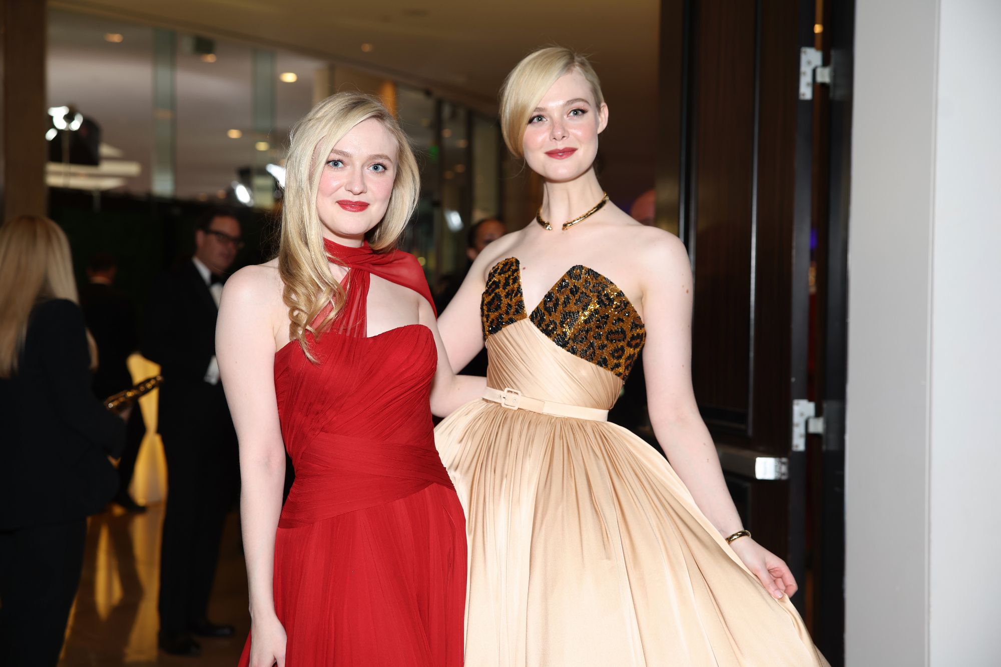 Elle Fanning And Dakota Fanning Dakota And Elle Fanning Hit Golden