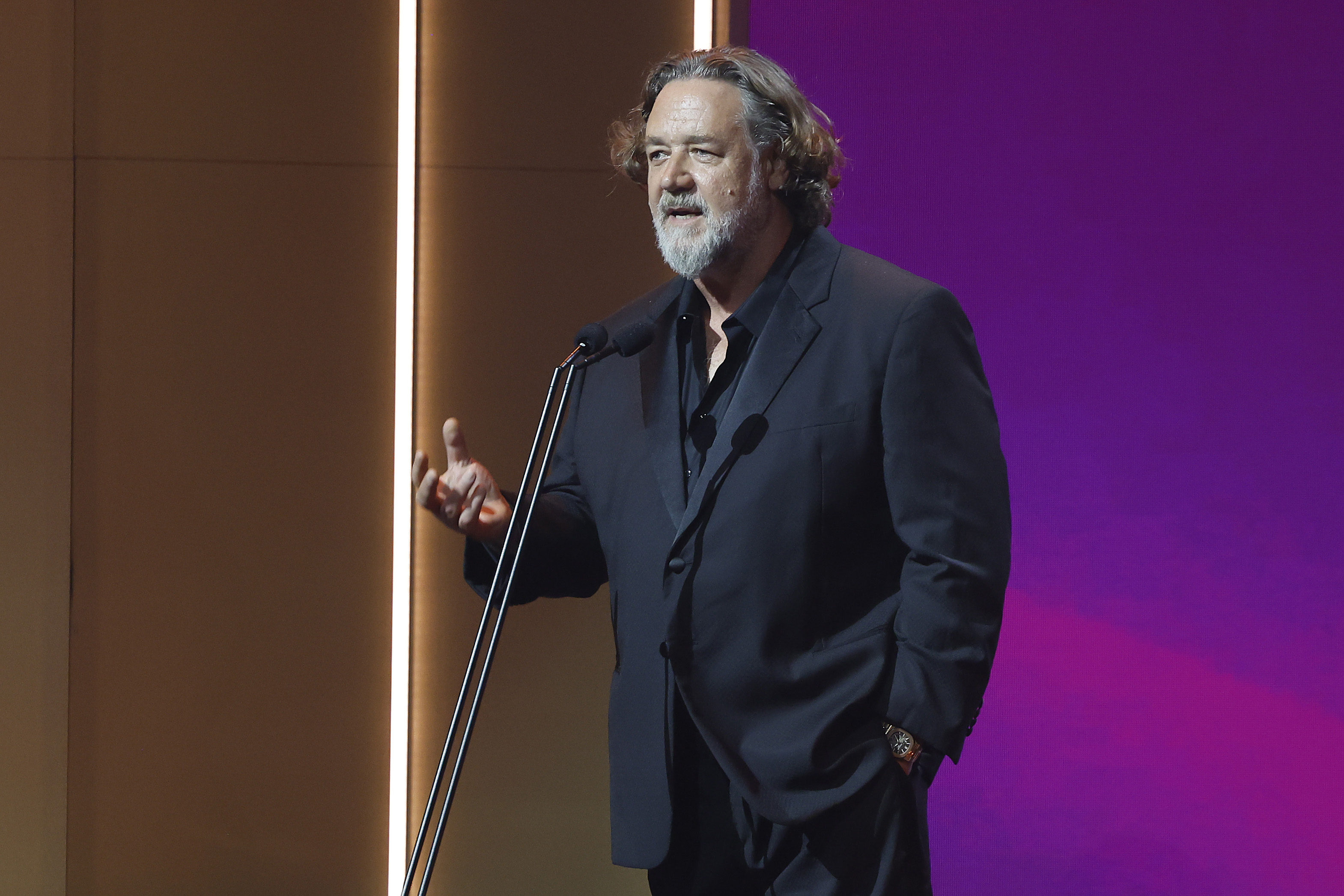 Russell Crowe Shows Off Weight Loss Transformation - PopCulture.com