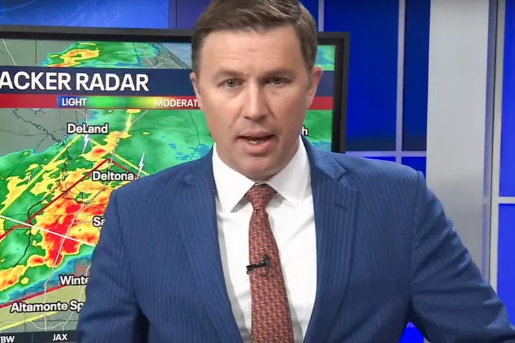News Anchors Rush to Seek Shelter Live on the Air as Tornado Hits News ...