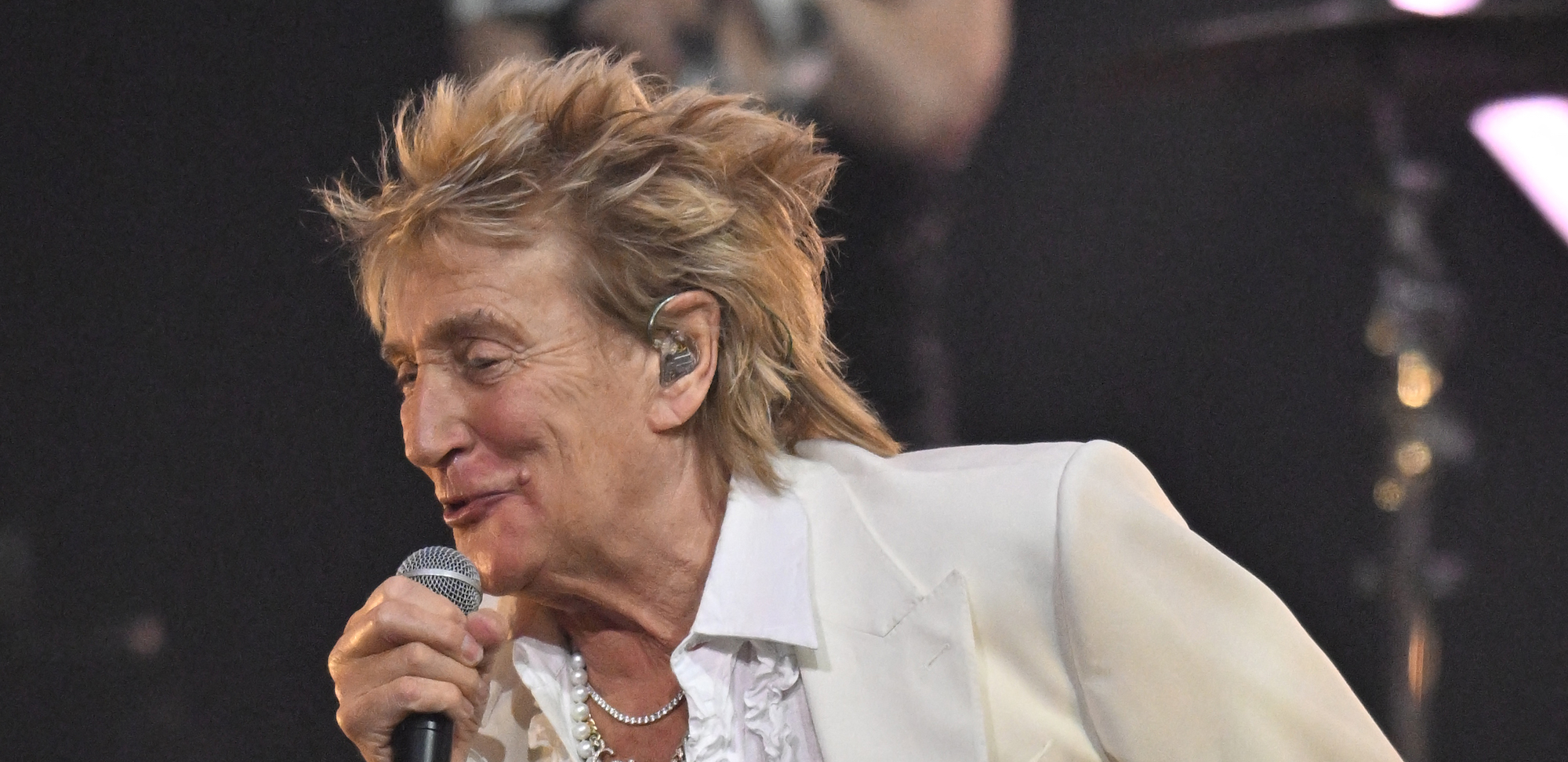 Rod Stewart Gets Incredible Surprise While Accepting Lifetime Achievement Award at AMAs ...