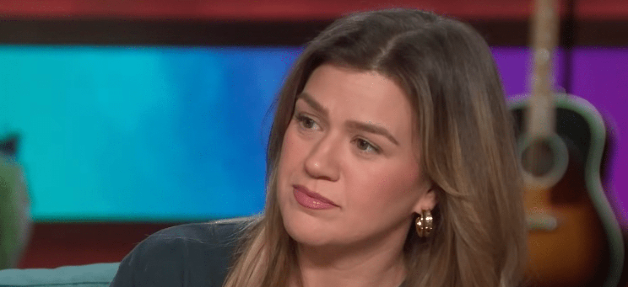 Actress Calls out Kelly Clarkson Mid-Interview for Staring at Her ...
