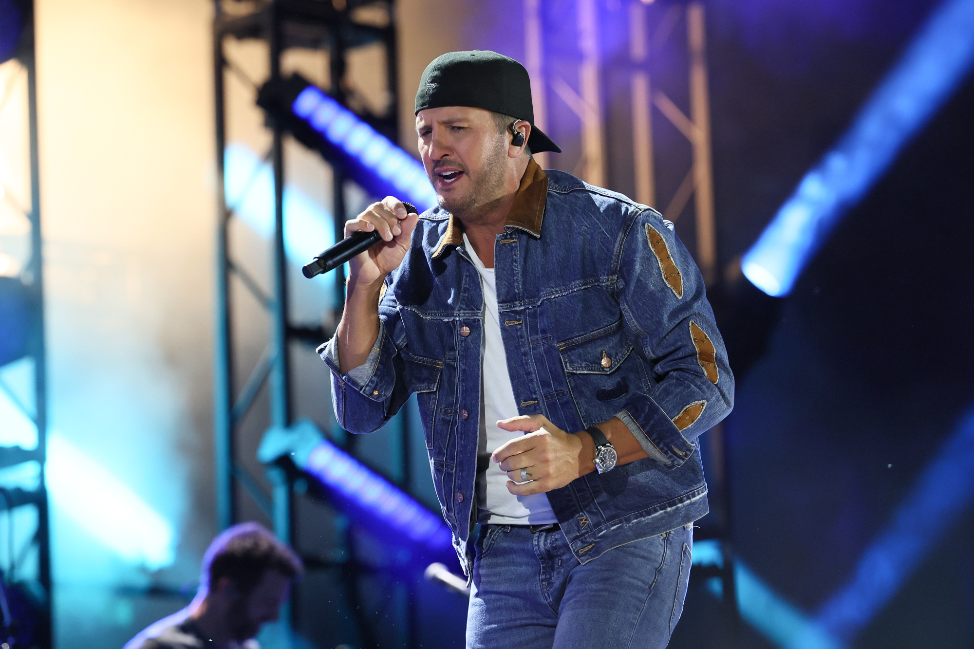 Luke Bryan Gets Hit in the Face During Concert After Fan Throws Object ...