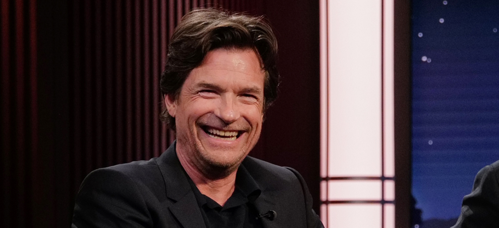 Jason Bateman Is Nearly Unrecognizable in Trailer for New Netflix ...