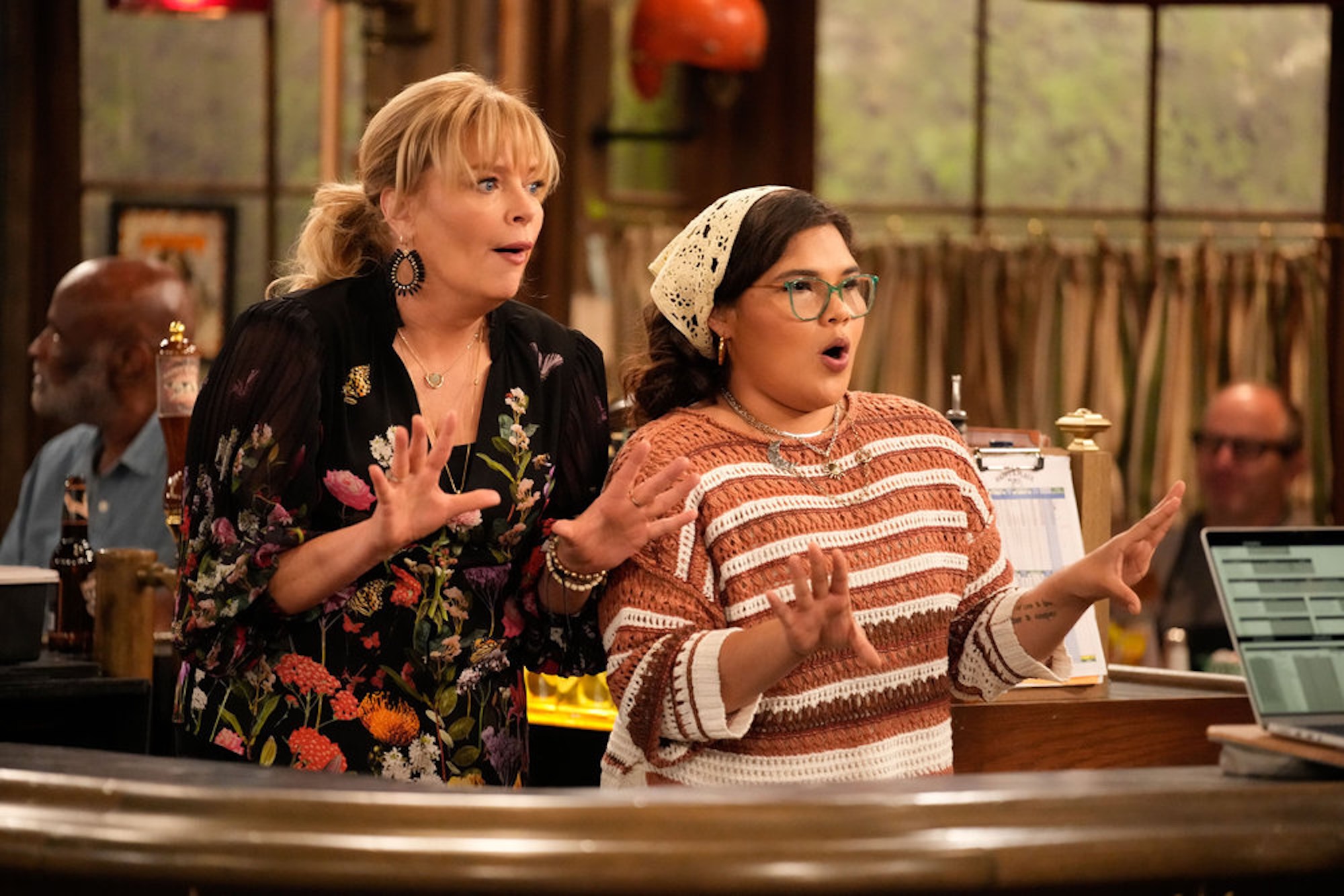 ‘Happy’s Place’ Cast Tease Guest Stars, ‘Heartfelt’ Moments, ‘Lots of ...