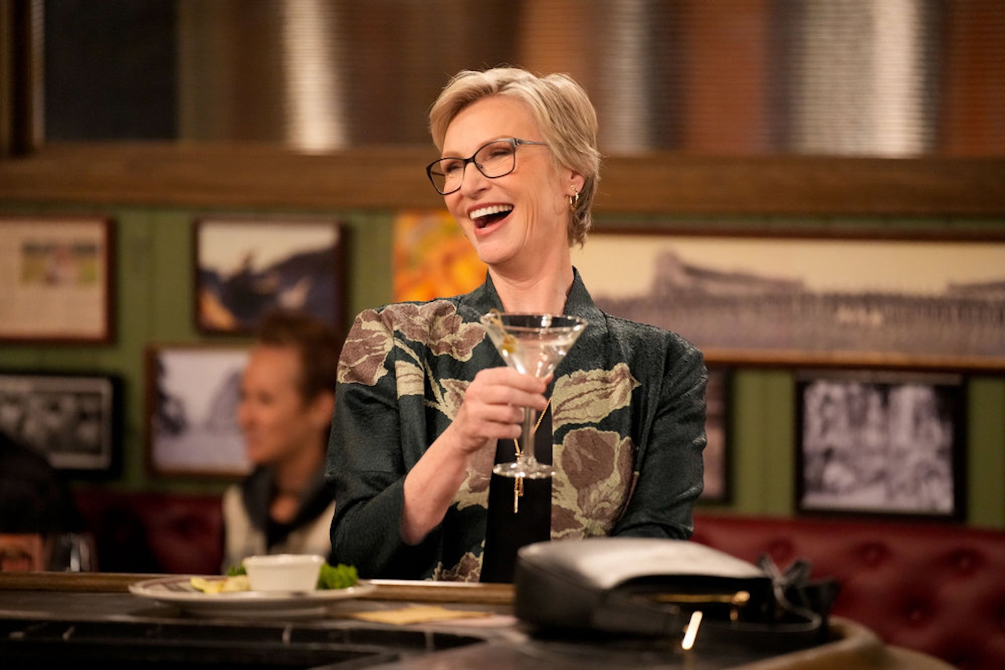 ‘Happy’s Place’ Guest Star Jane Lynch Talks Val’s Deception and What ...