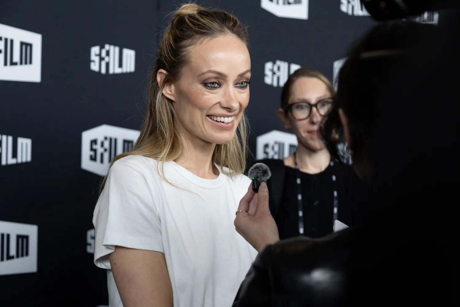 Olivia Wilde Reacts To Startling Red Carpet Photo Of Her Popculture